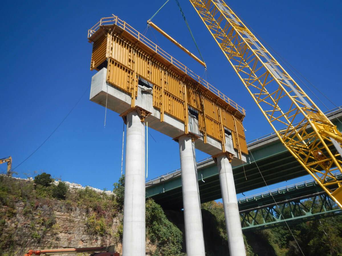 Daniel Boone Bridge carries I-64, U.S. Route 40 and U.S. Route 61 over ...